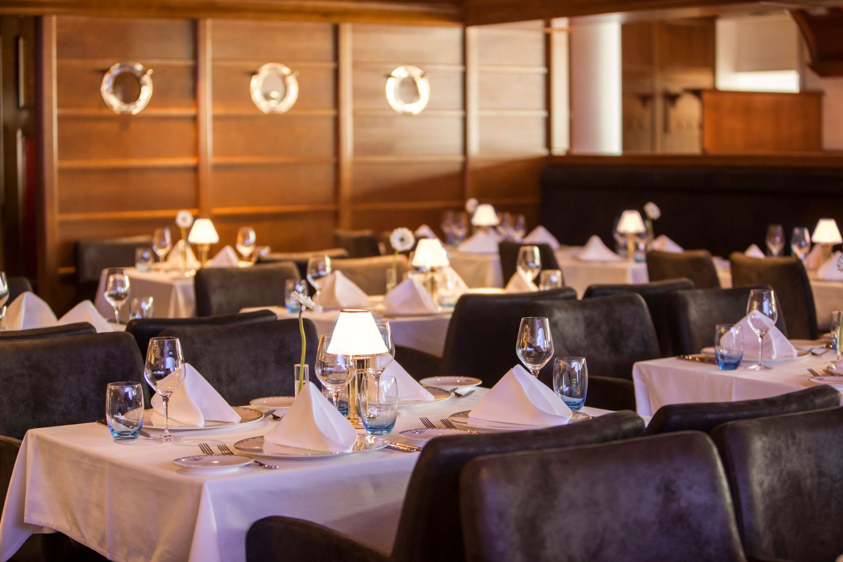 Restaurant Captain’s Finest | Confertainment